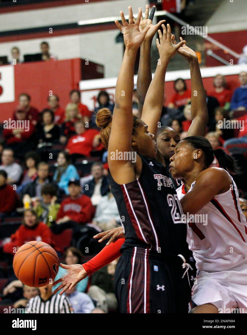 Rutgers' Khadijah Rushdan (1), right, gets off a pass between Temple's ...