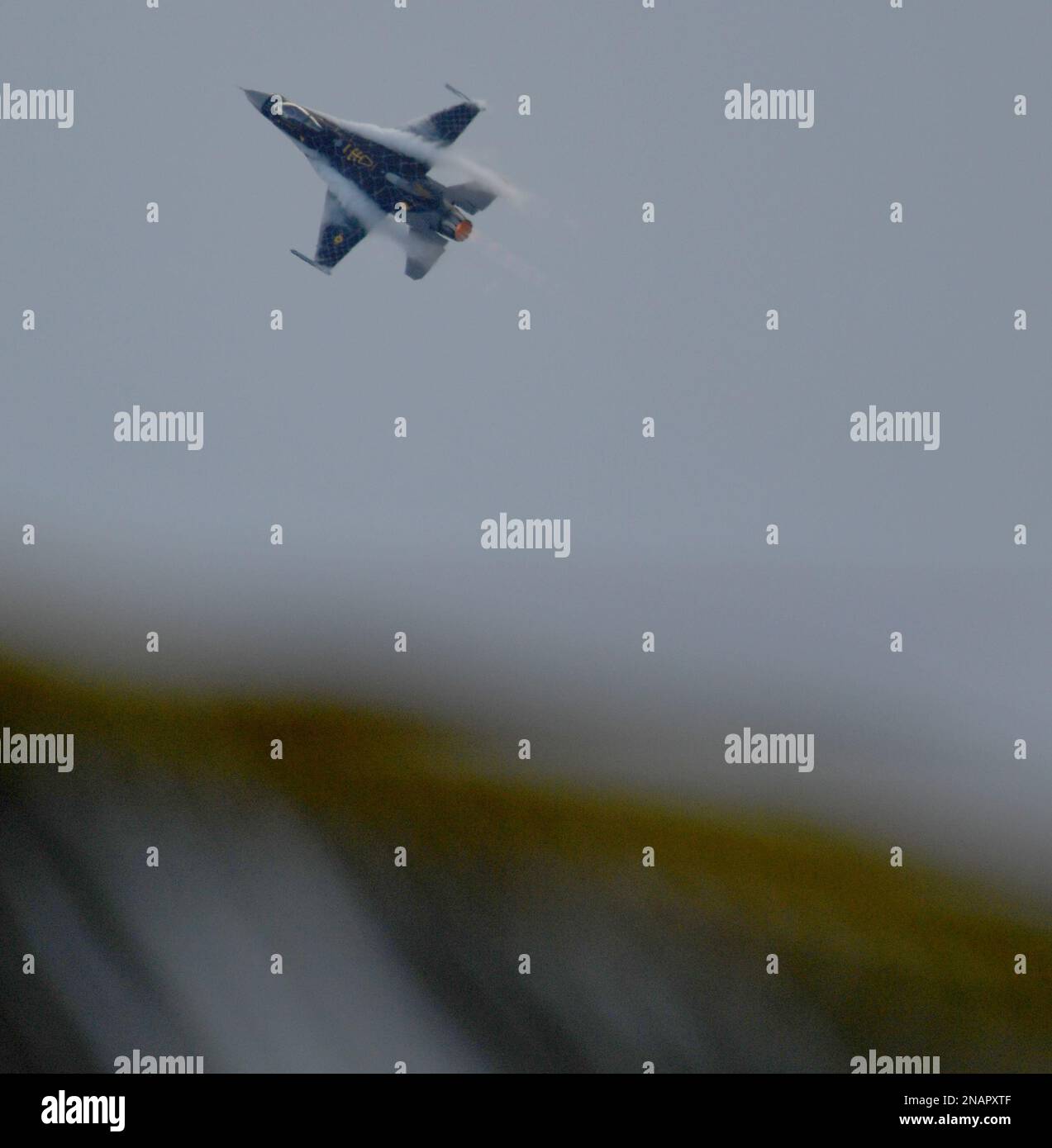 FORT LAUDERDALE, FL - NOVEMBER 22: F-16 Fighting Falcon performs day 2 ...