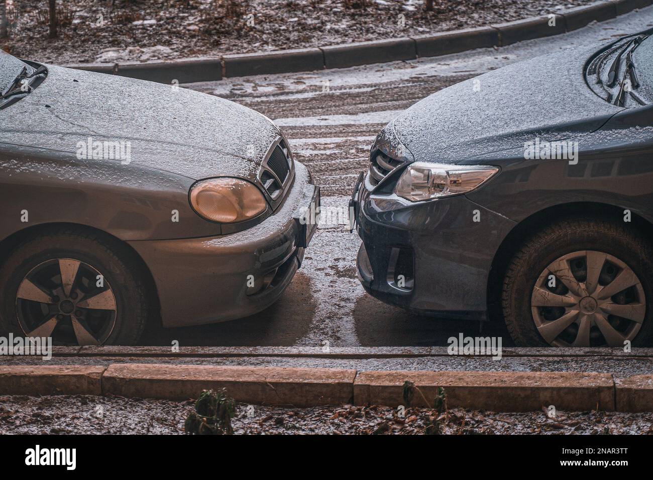 Cars parked close other hi-res stock photography and images - Alamy