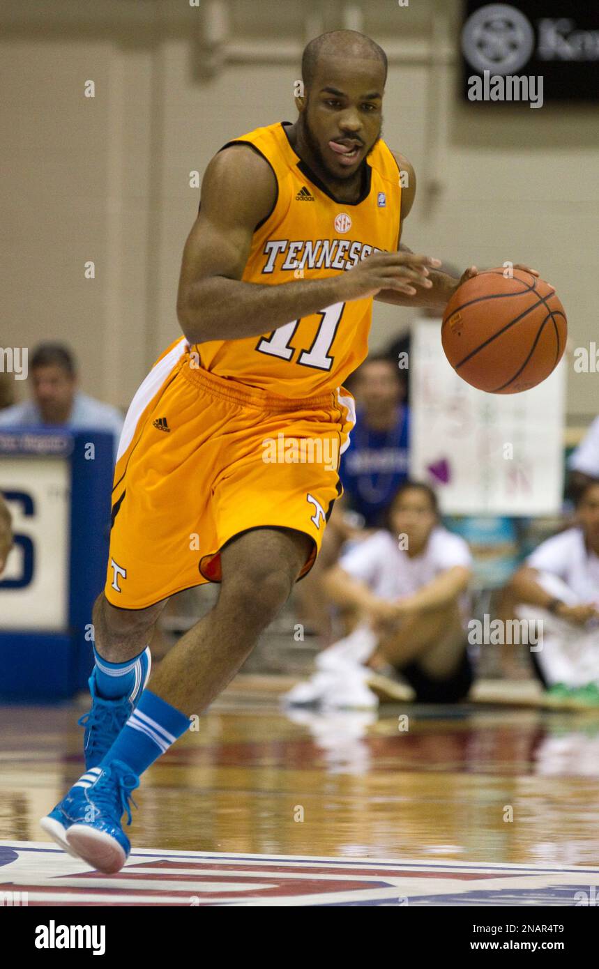 Tennessee guard Trae Golden (11) dribbles the basketball in the first ...