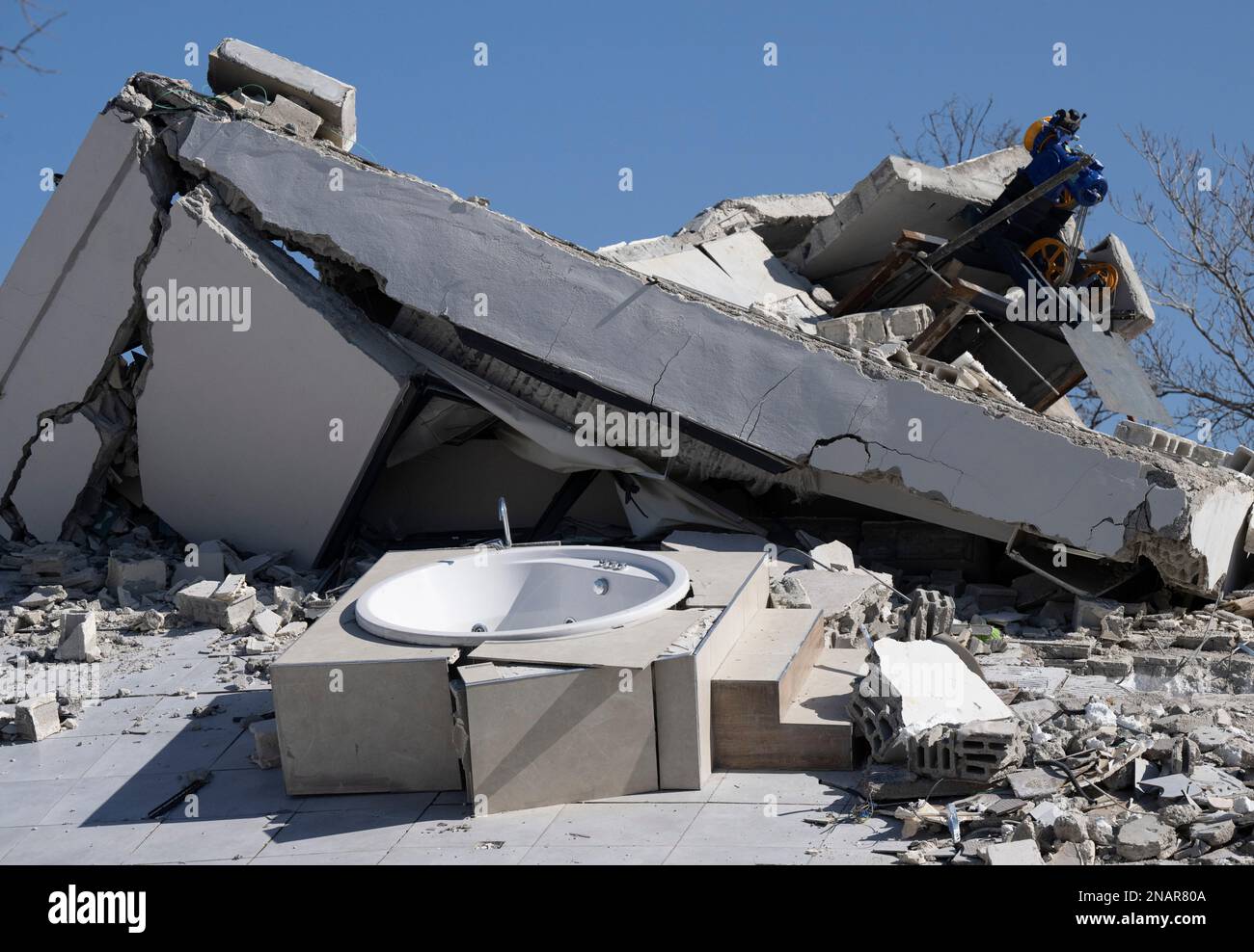 13 February 2023, Turkey, Ördekdede: A bathroom becomes visible in the ...