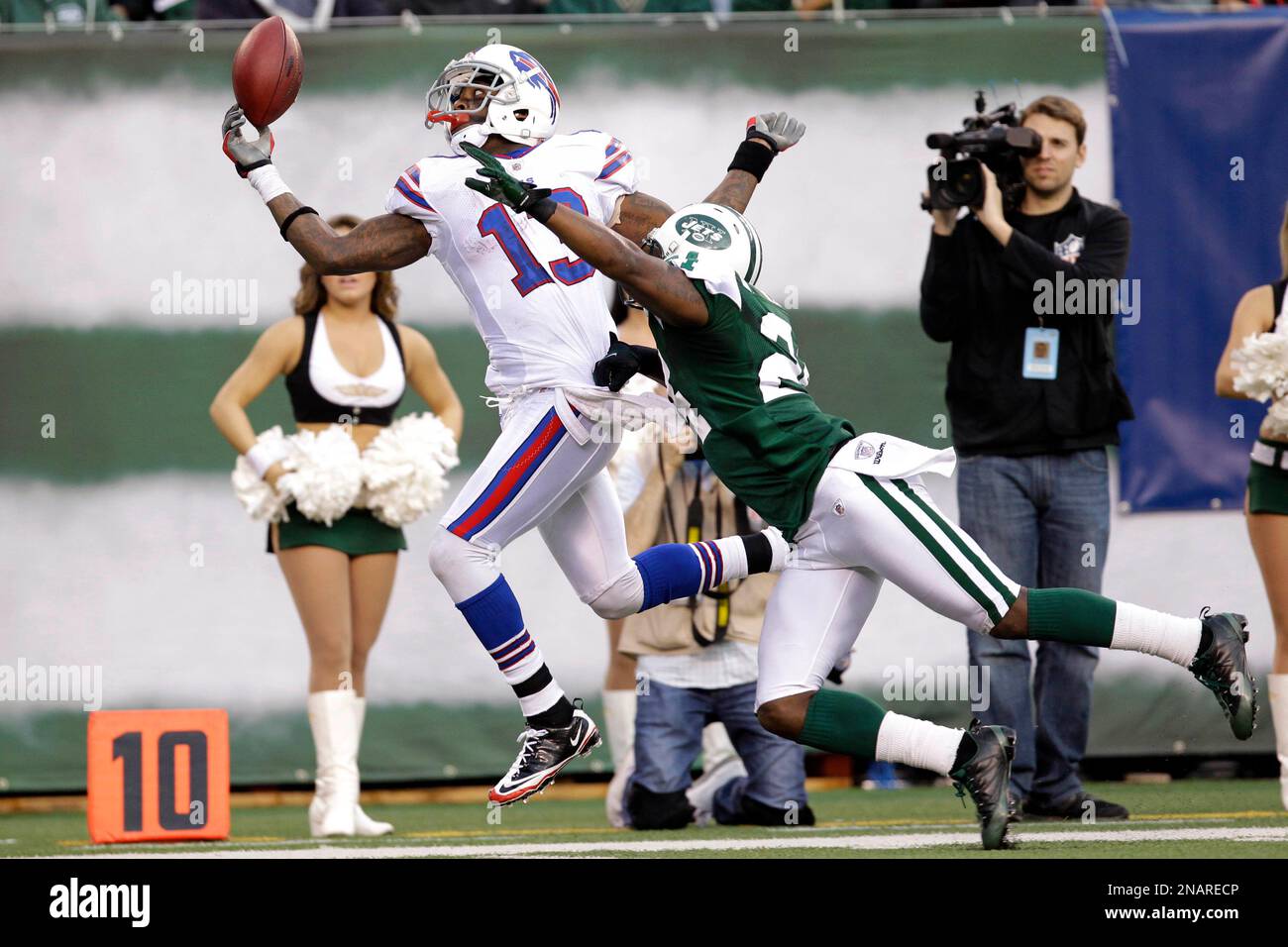 Buffalo Bills wide receiver Steve Johnson (13) cathes a pass in front ...