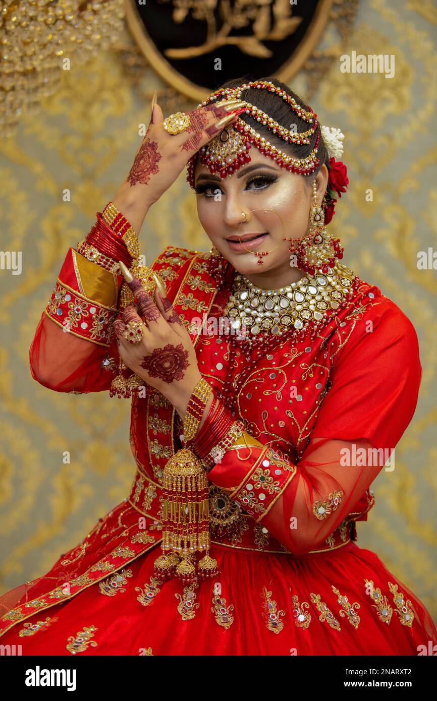 Indian and Pakistani bride dressed in traditional wedding clothes Stock ...