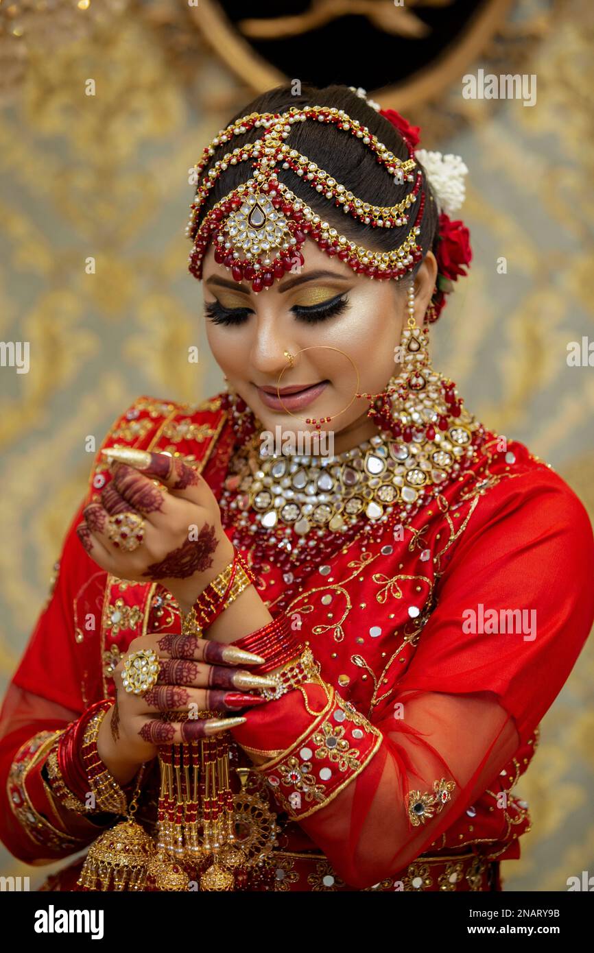 Beautiful indian bride dressed in hi-res stock photography and images ...