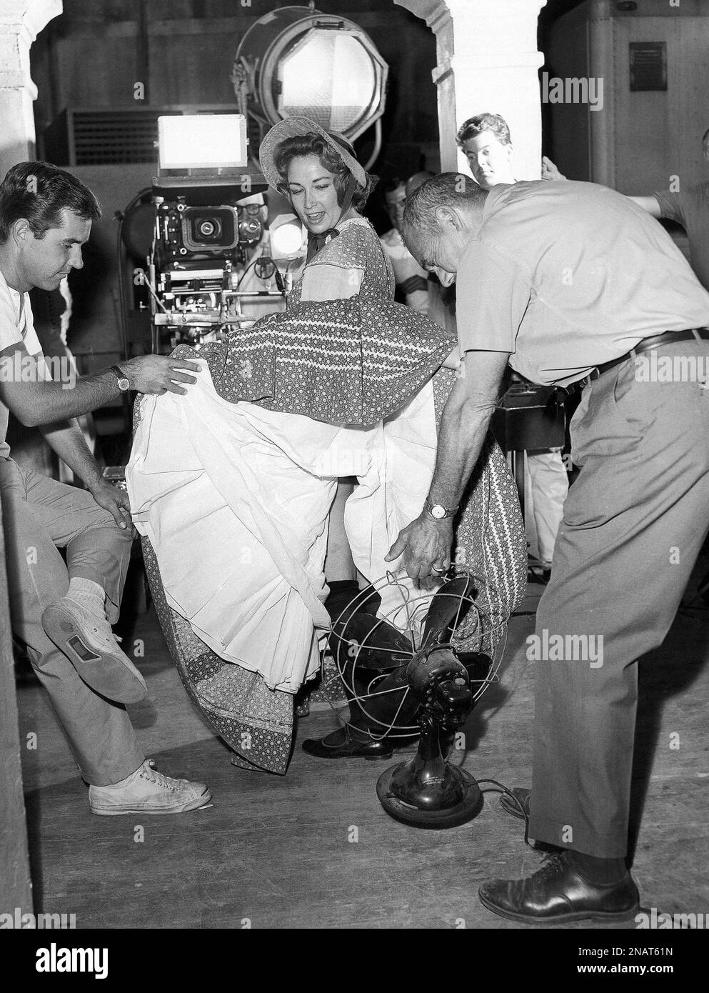 A extra on the set of “Invitation to a Gunfighter” gets a cooling ...