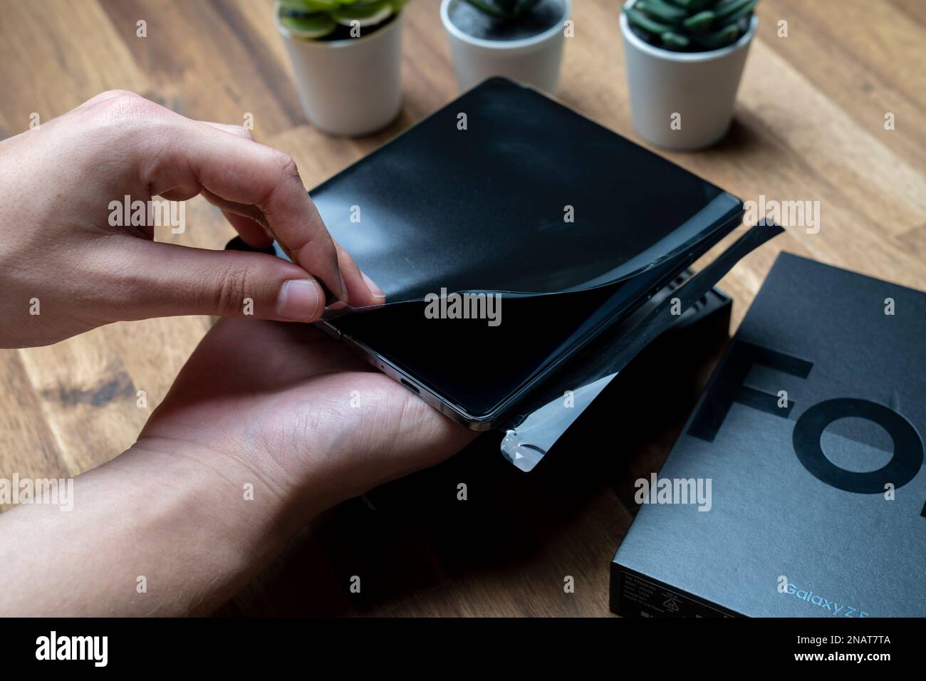 Galaxy z flip 4 hi-res stock photography and images - Alamy