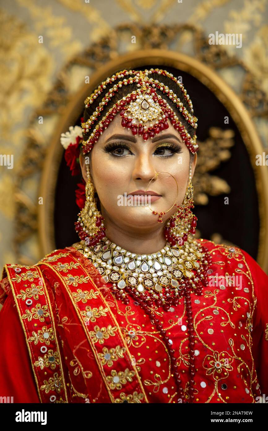 Indian and Pakistani bride dressed in traditional wedding clothes Stock ...