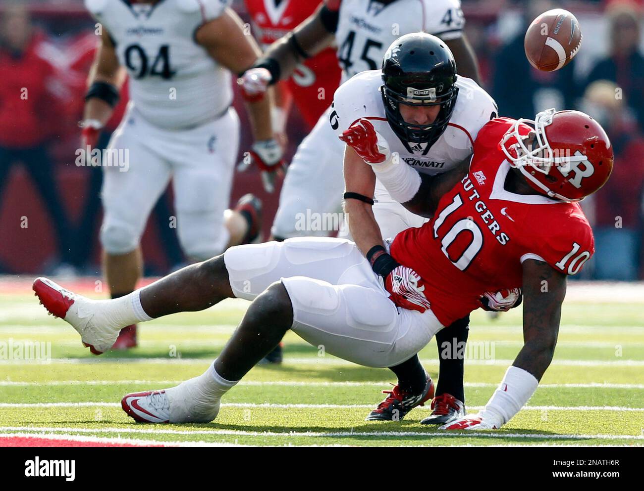 Rutgers tight end DC Jefferson (10) can't hold onto a pass as he is hit ...