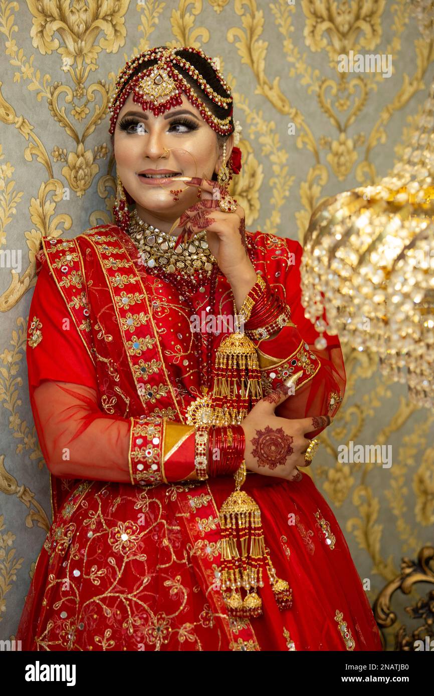 Indian and Pakistani bride dressed in traditional wedding clothes Stock ...