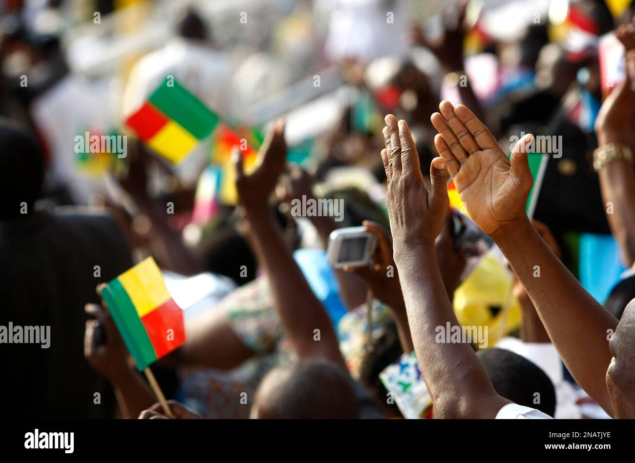 Faithful clap and wave Benin's national flags to greet Pope Benedict ...