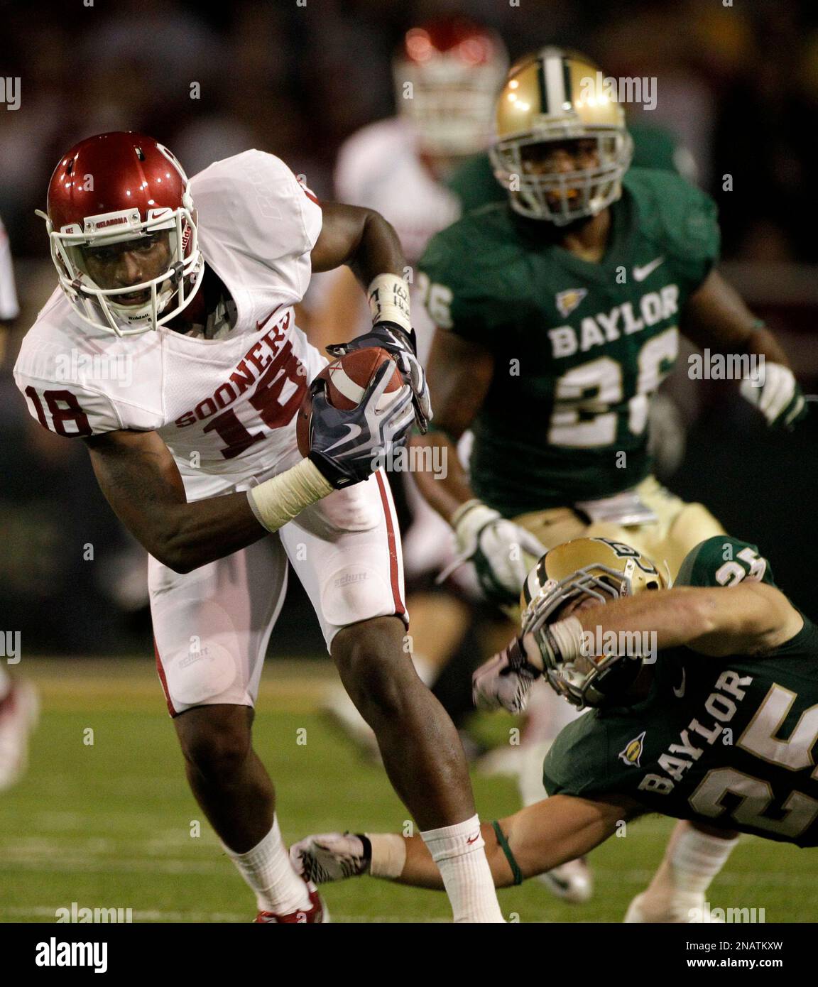 Oklahoma wide receiver Kameel Jackson (18) breaks a tackle attempt by ...