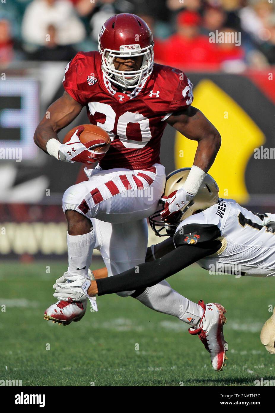 Temple running back Bernard Pierce (30) tries to get away from Army ...