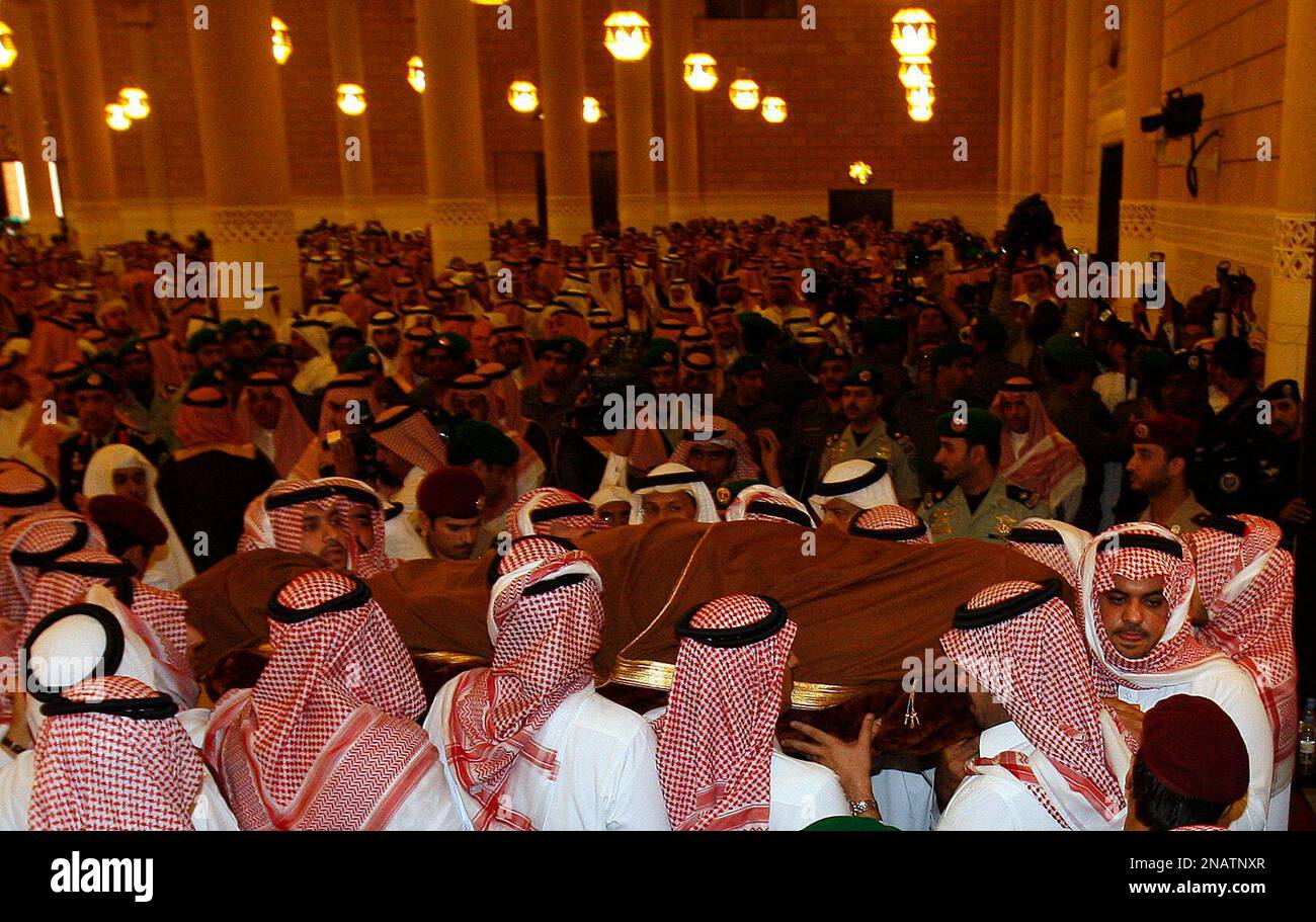 Saudi royal family princes carries the shrouded body of late Crown ...