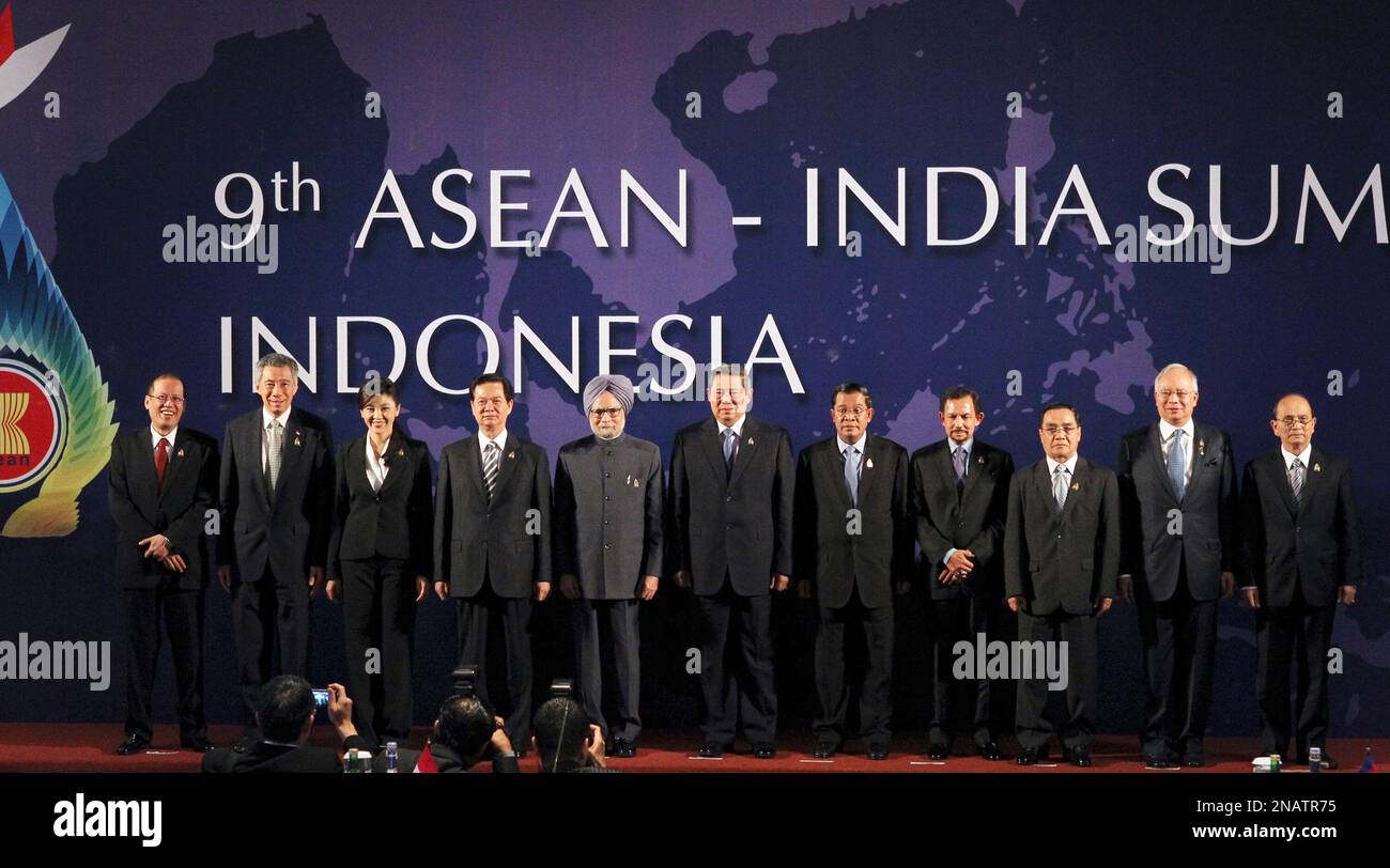 Leaders, from left, Philippines President Benigno Aquino, Singapore ...