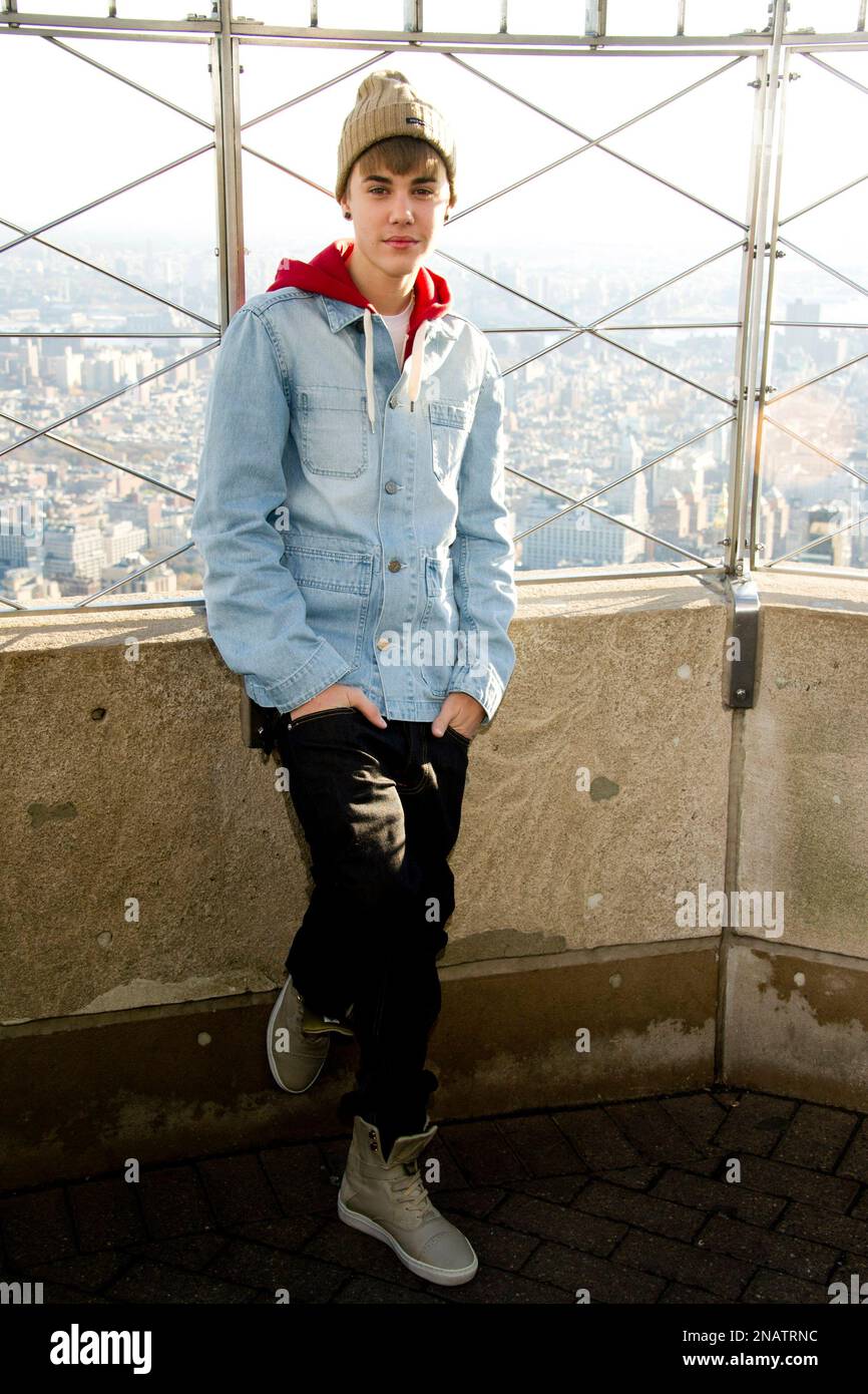 Justin Bieber appears on the observation deck of the Empire State ...