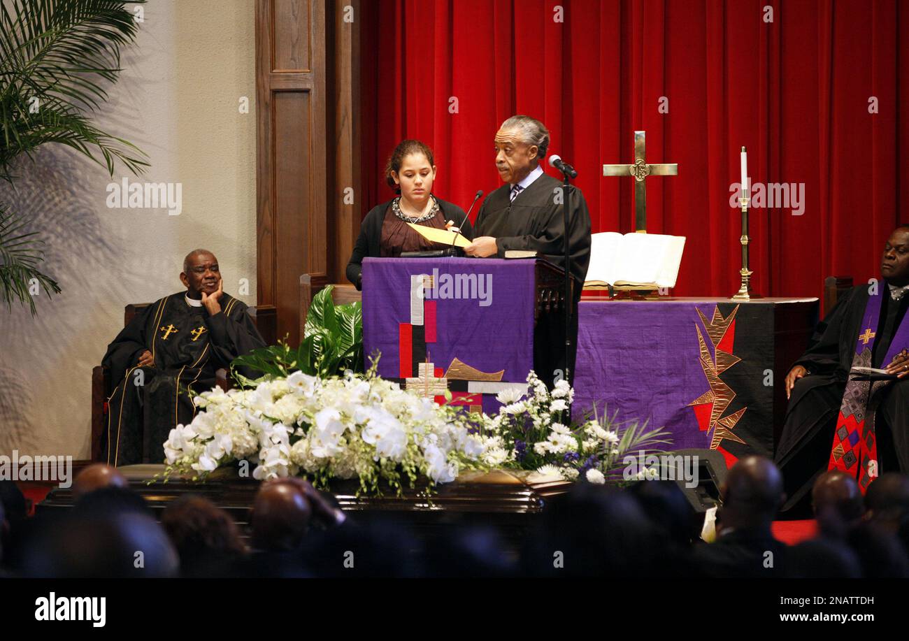 The Rev. Al Sharpton, right, reads a letter from President Barack Obama ...