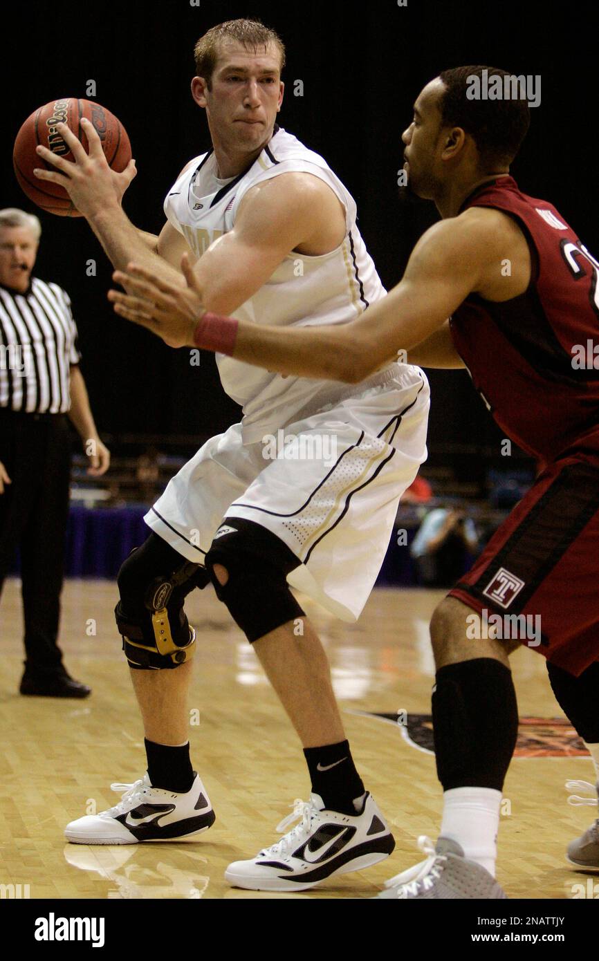 Temple’s Aaron Brown, right, pressures Purdue’s Robbie Hummel during a ...