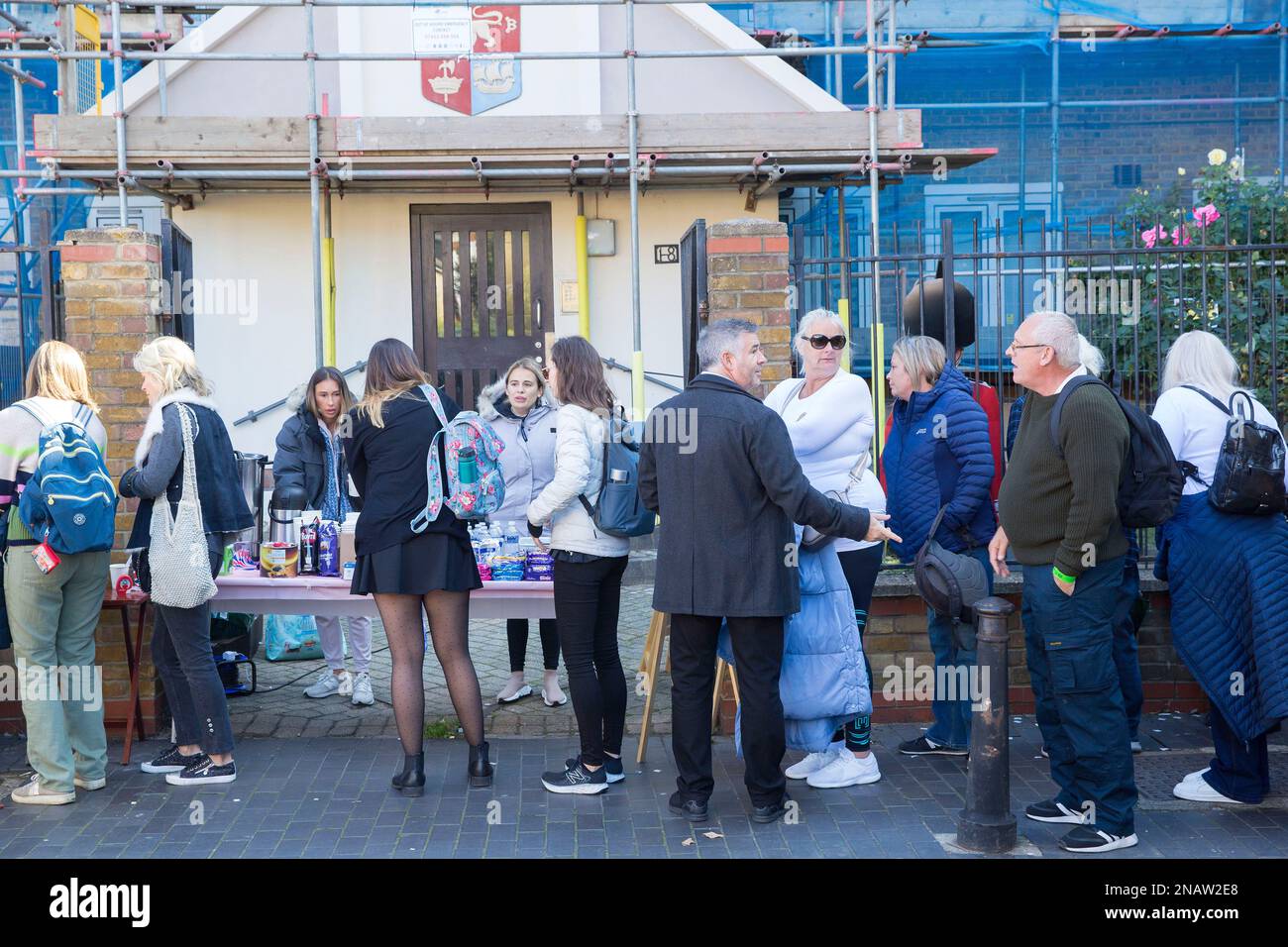 People queue and wait for the lying-in-state to pay their respects to ...