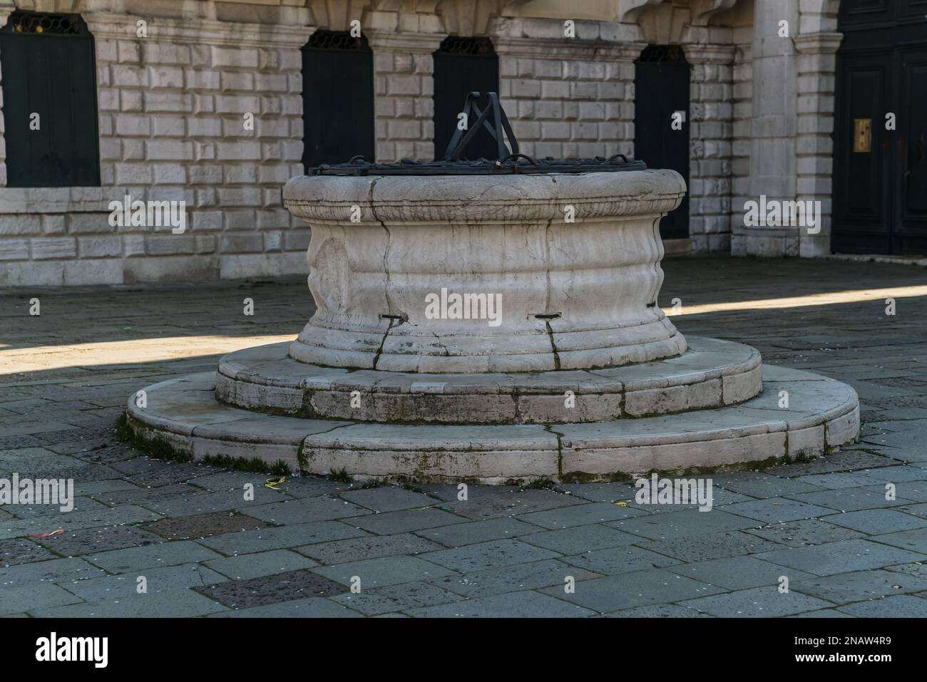 old water well in Venice, Italy Stock Photo - Alamy