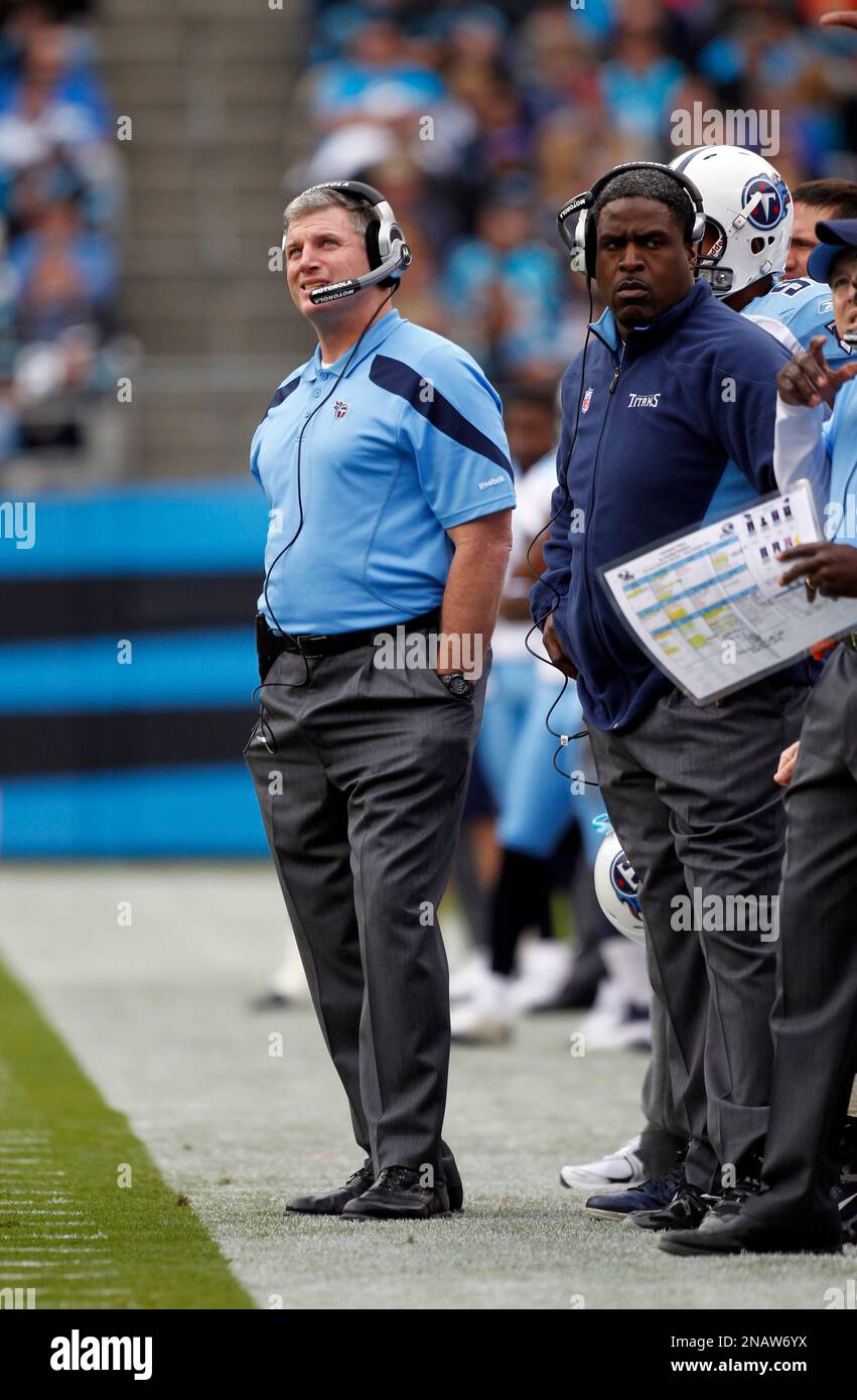 Tennessee Titans' head coach Mike Munchak on the sidelines against the ...