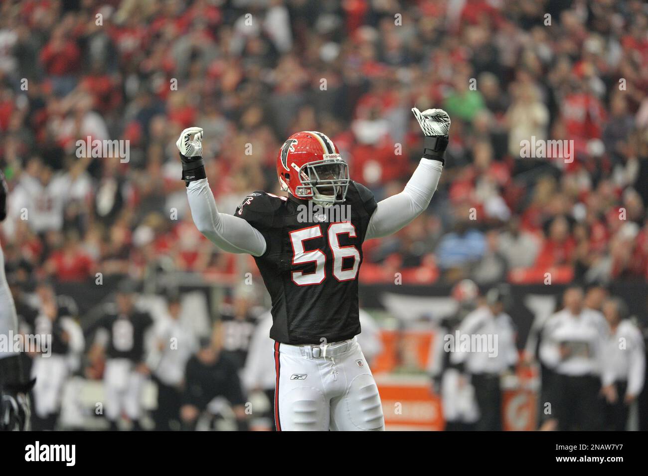 Atlanta Falcons outside linebacker Sean Weatherspoon (56) reacts to a ...