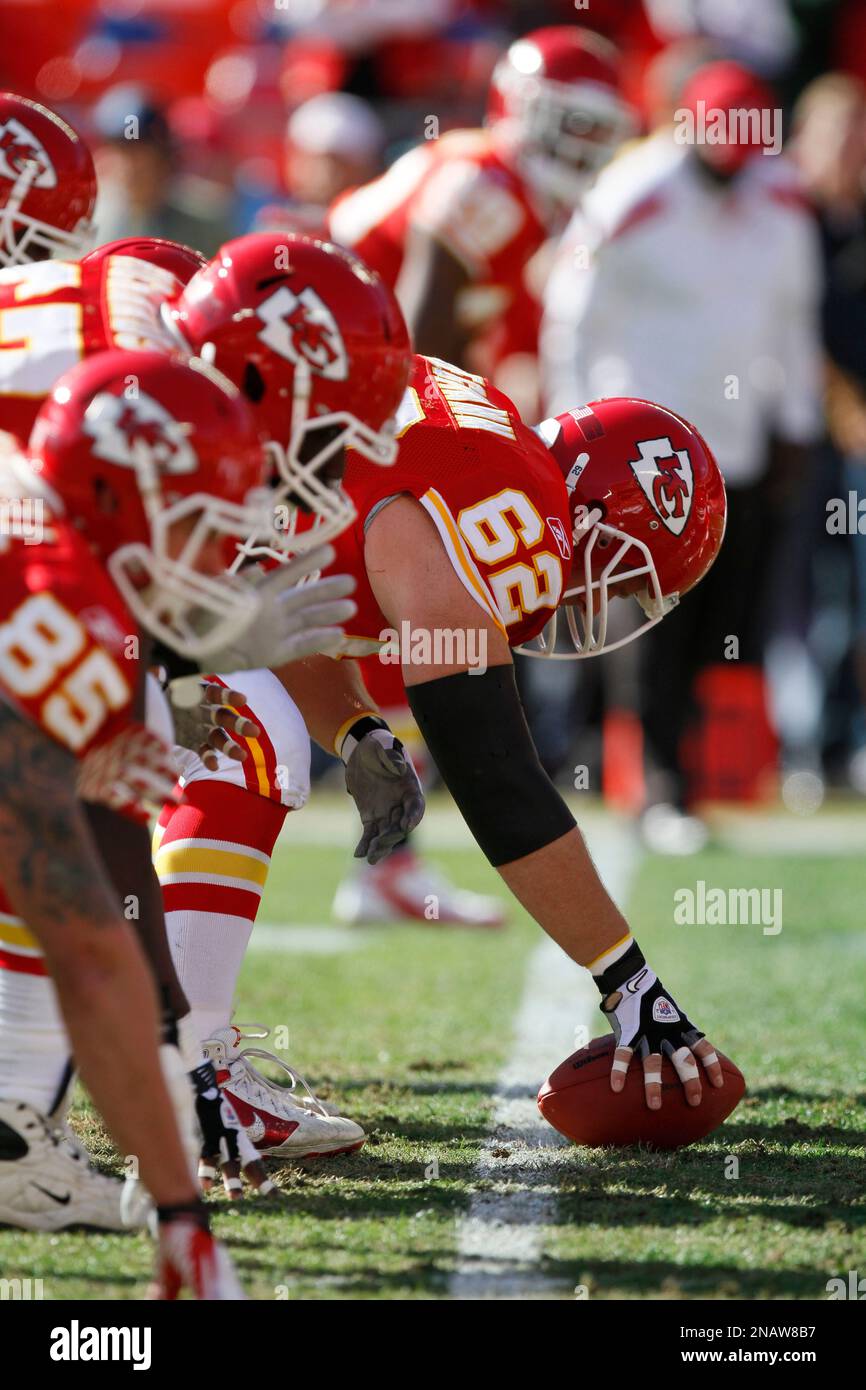 Kansas City Chiefs center Casey Wiegmann (62) lines up over the with ...