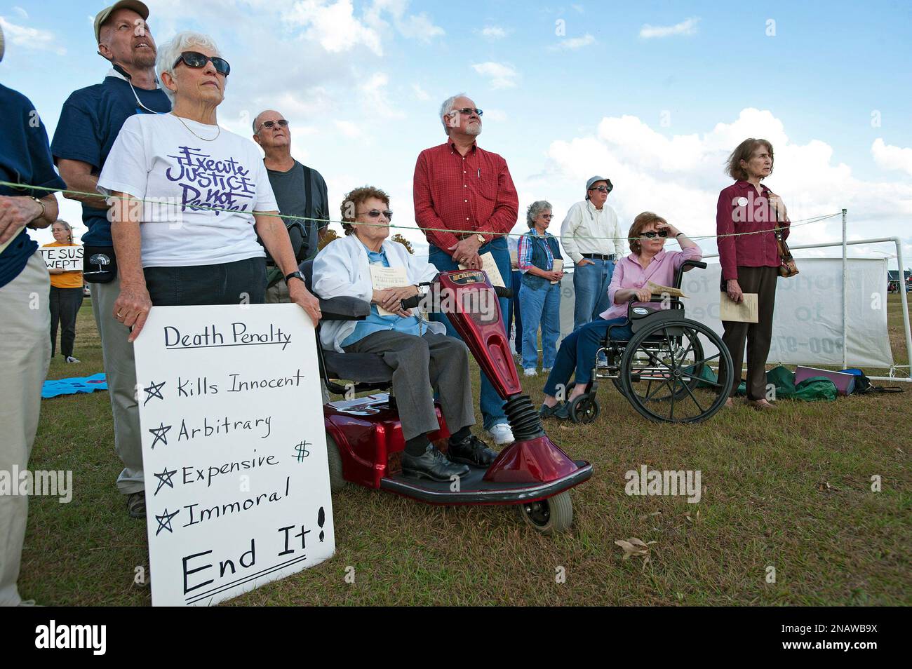Death penalty opponents demonstrate outside the Florida Correctional ...