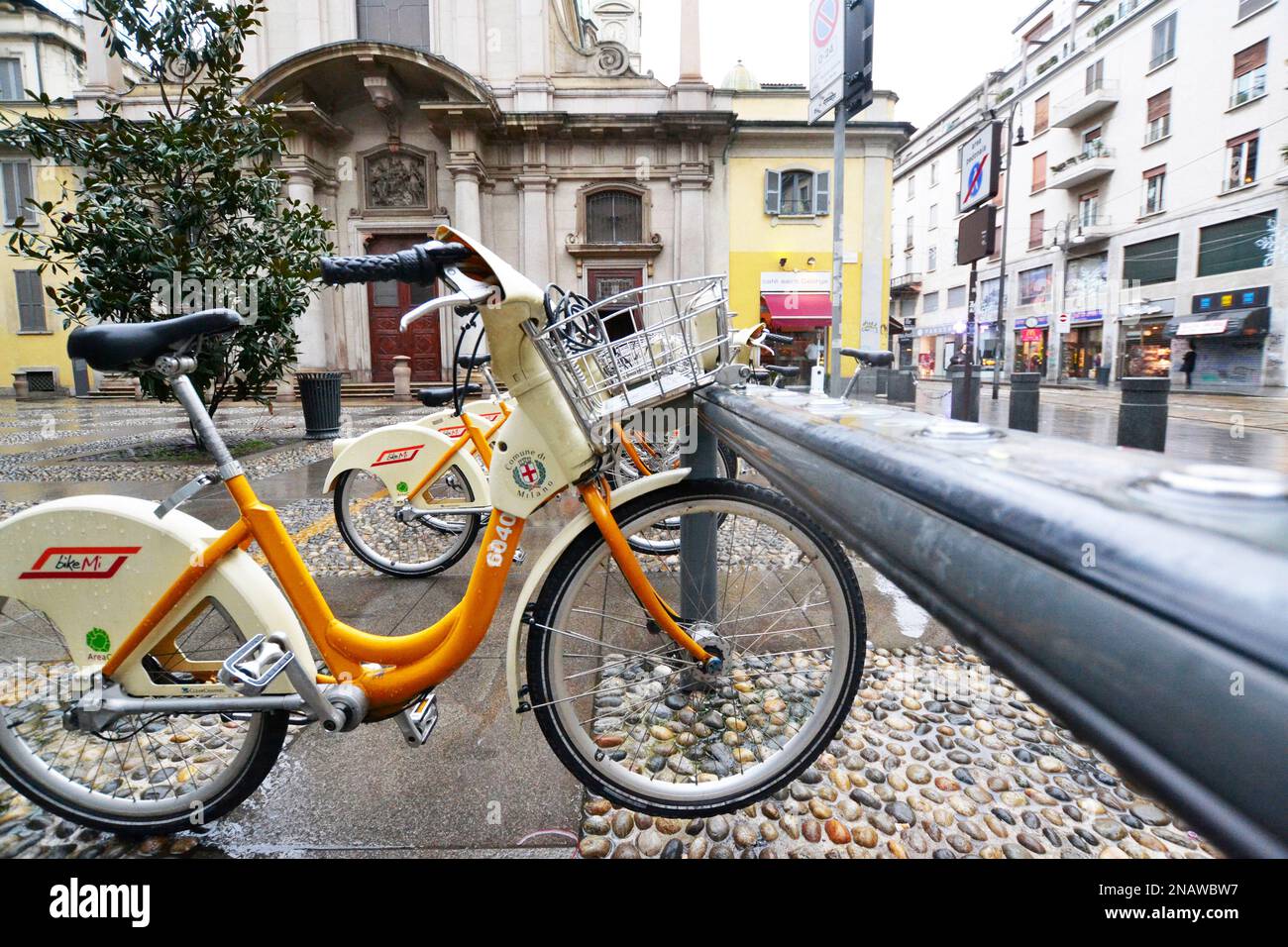 Rental bike milano hi-res stock photography and images - Alamy