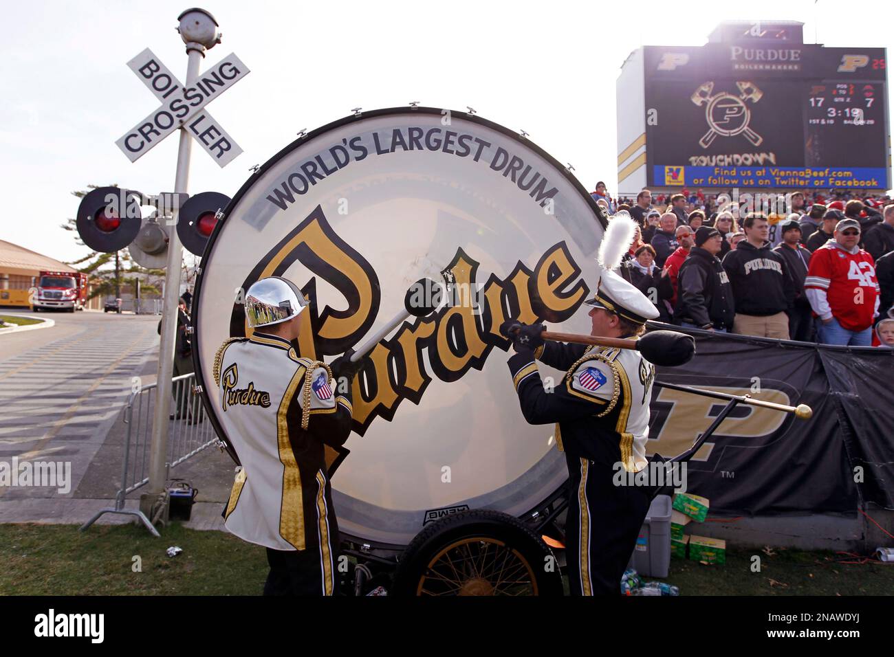 Members of the Purdue Marching Band and the "World's Largest Drum ...