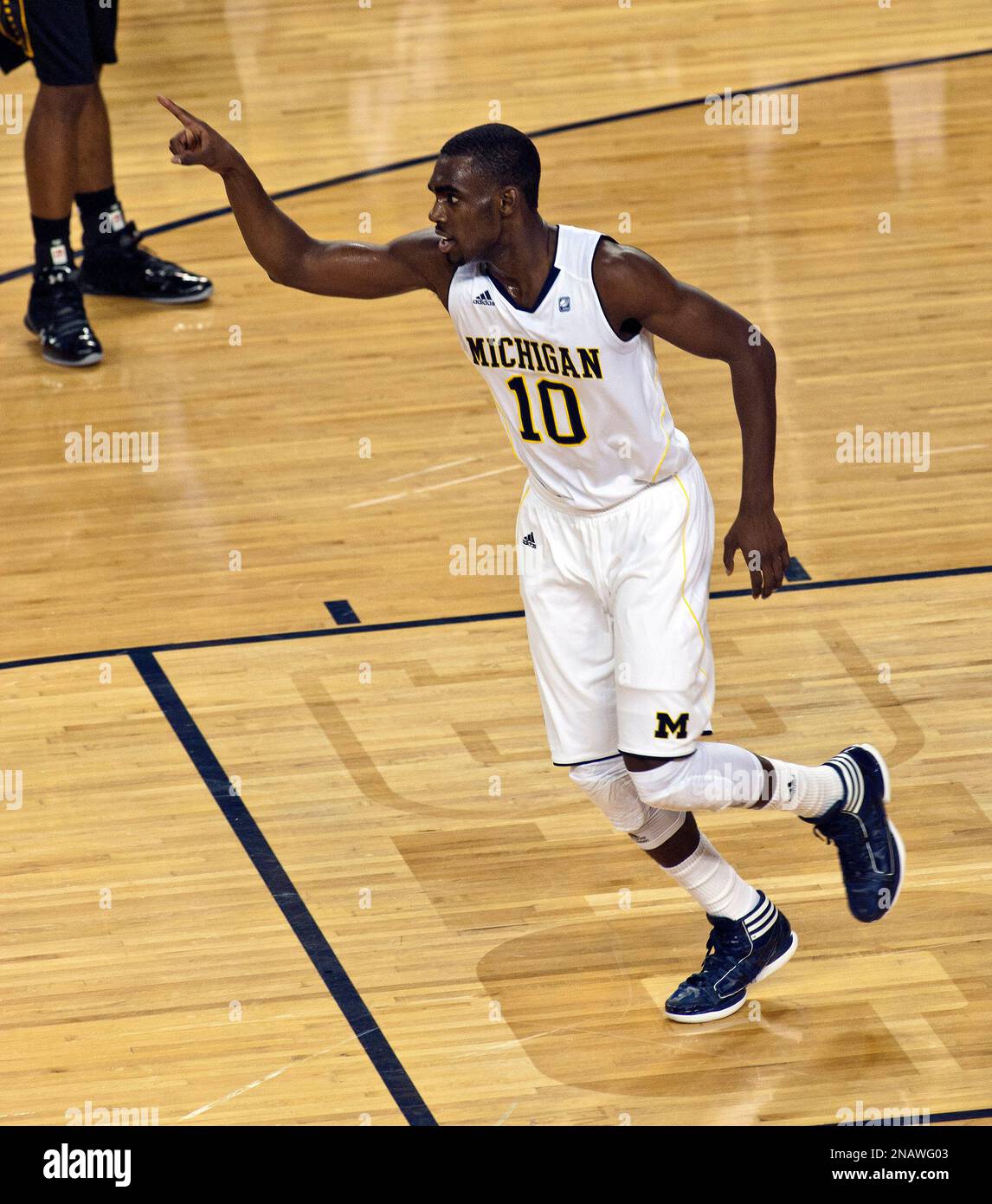 Michigan guard Tim Hardaway, Jr. (10) reacts pointing his finger after ...