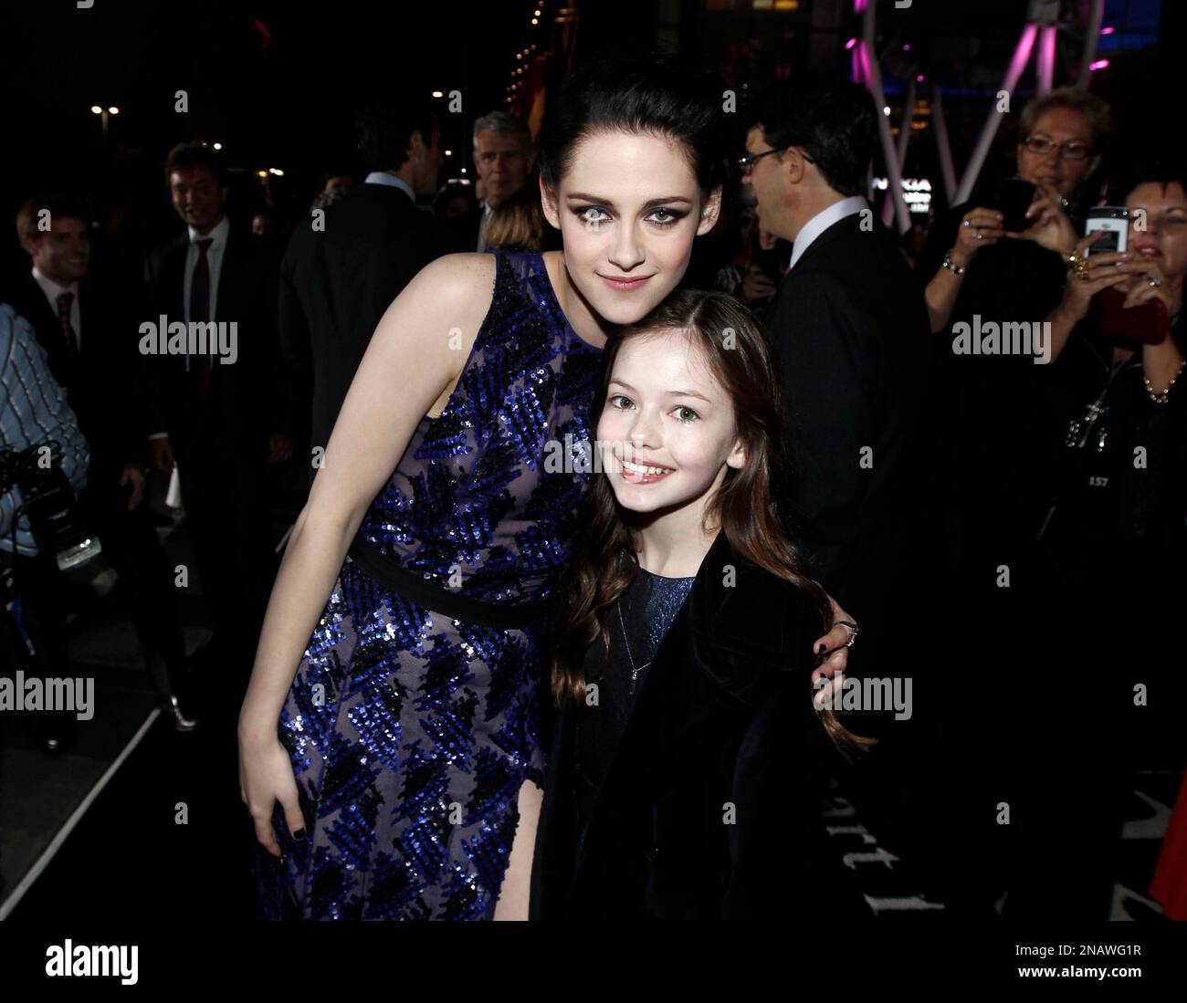 Mackenzie Foy And Kristen Stewart The Cullens Carlisle (Peter