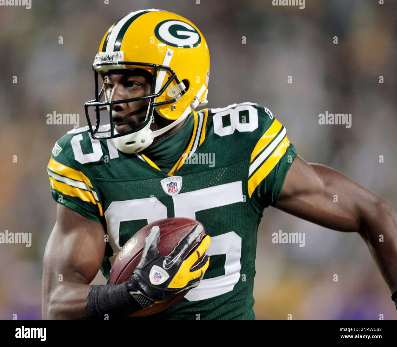 Green Bay Packers' Greg Jennings breaks away for a 24-yard touchdown ...