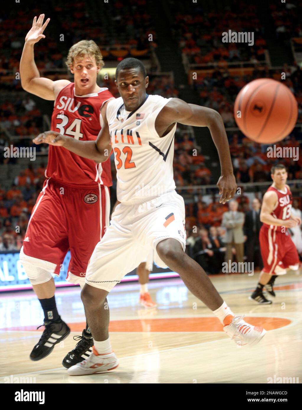 Illinois' Nnanna Egwu (32) and Southern Illinois-Edwardsville's Zeke ...
