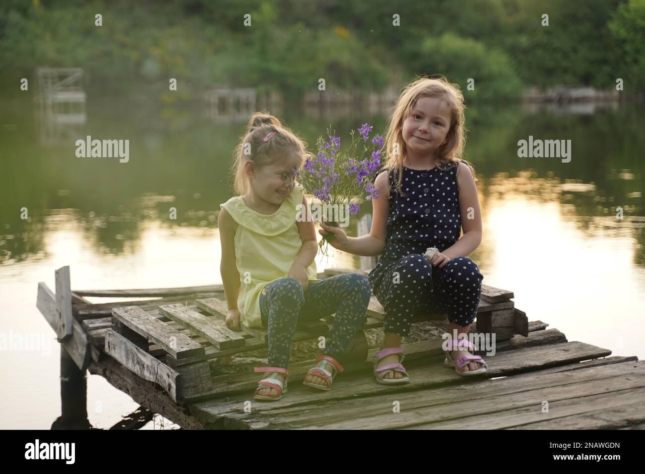 Girls girlfriend sit flowers hi-res stock photography and images - Alamy