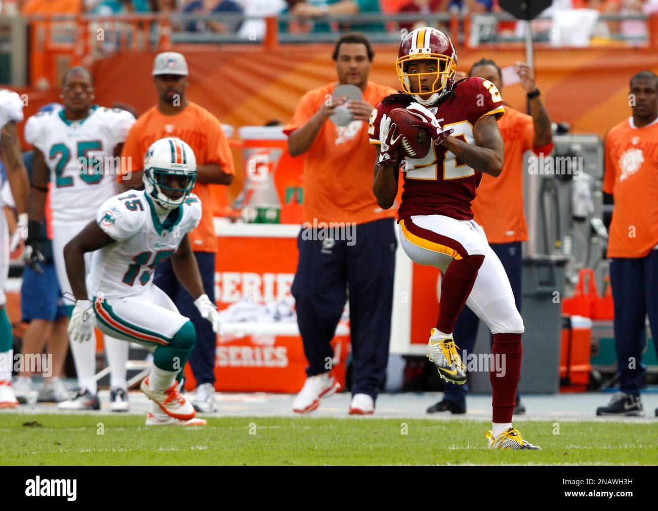 Washington Redskins defensive back Kevin Barnes (22) intercepts the ...