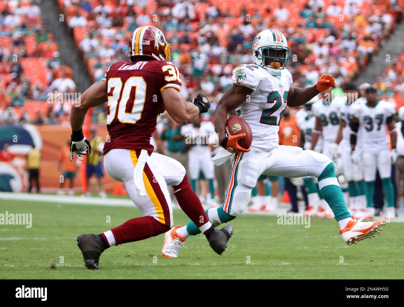 Miami Dolphins running back Reggie Bush (22) runs past Washington ...