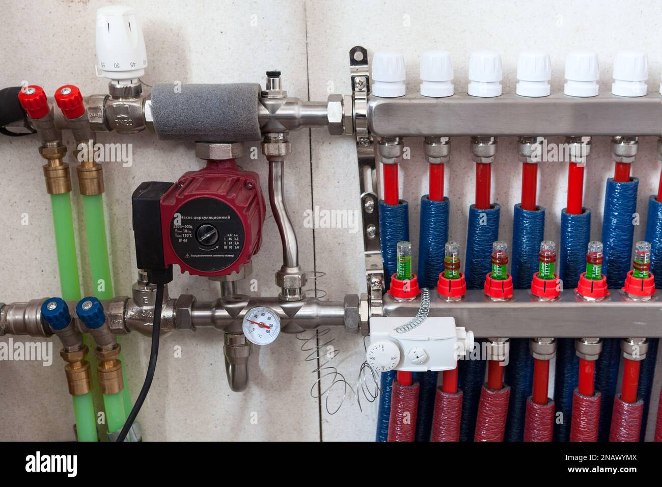 Mixing pump and thermostatic valve for underfloor heating manifolds ...