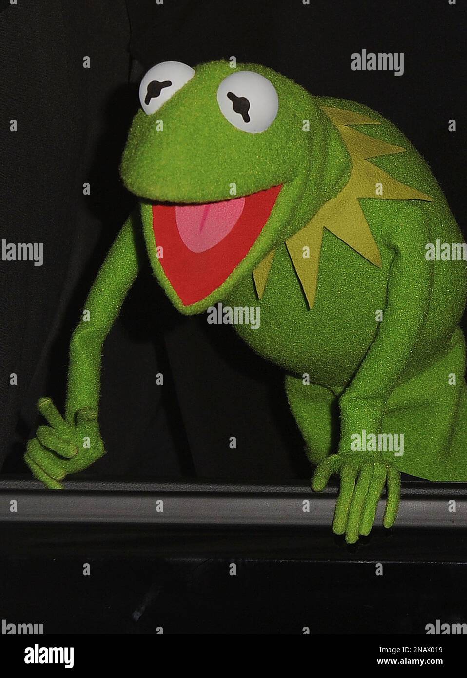 Kermit The Frog arrives at the premiere of The Muppets at El Capitan ...