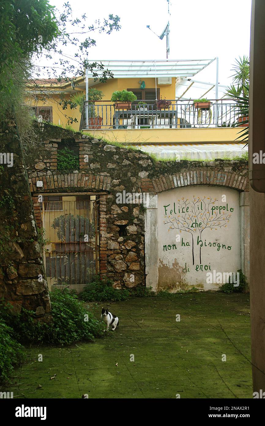 Felice il popolo che non ha bisogno di eroi hi-res stock photography ...