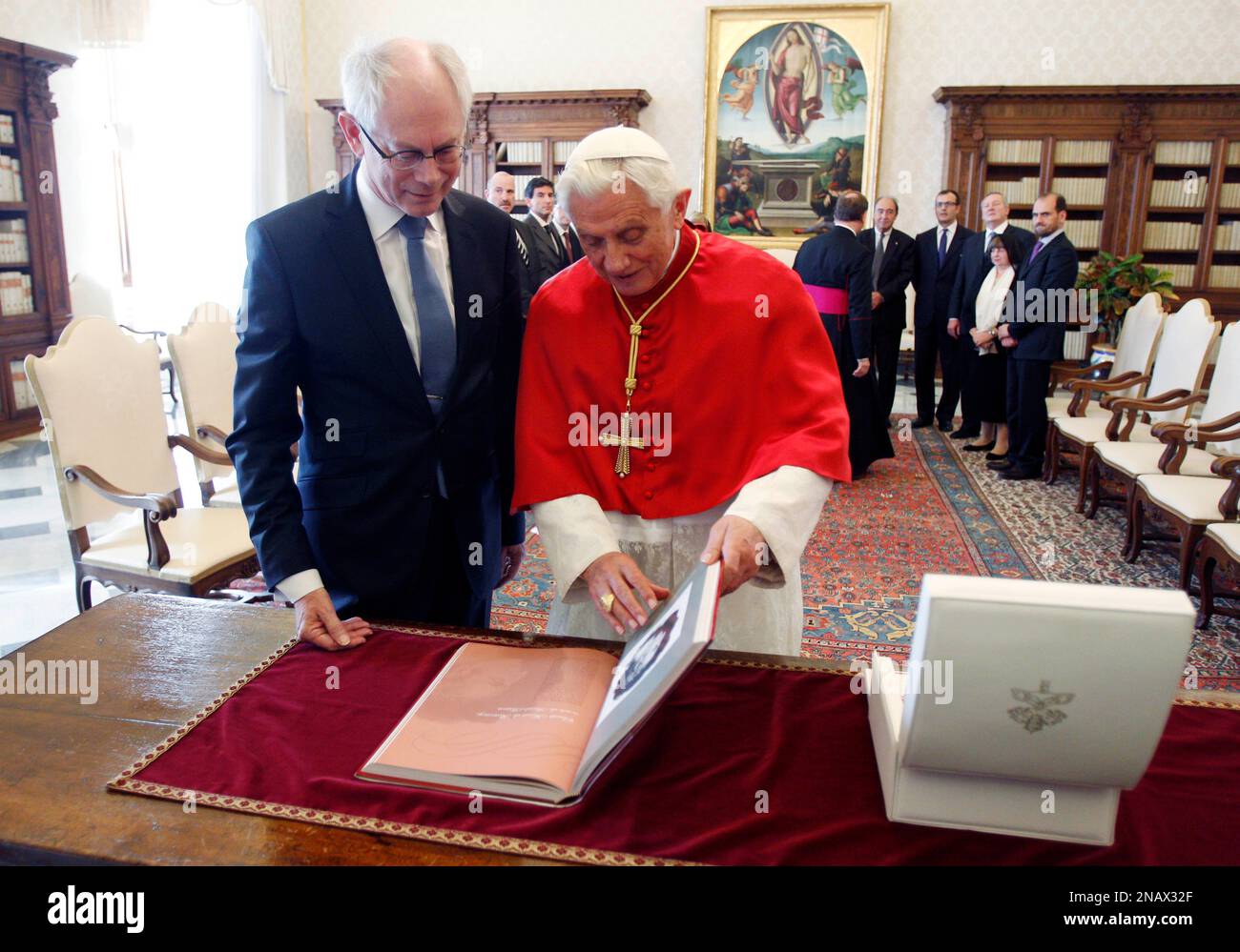 Pope Benedict XVI exchanges gifts with President of the European ...