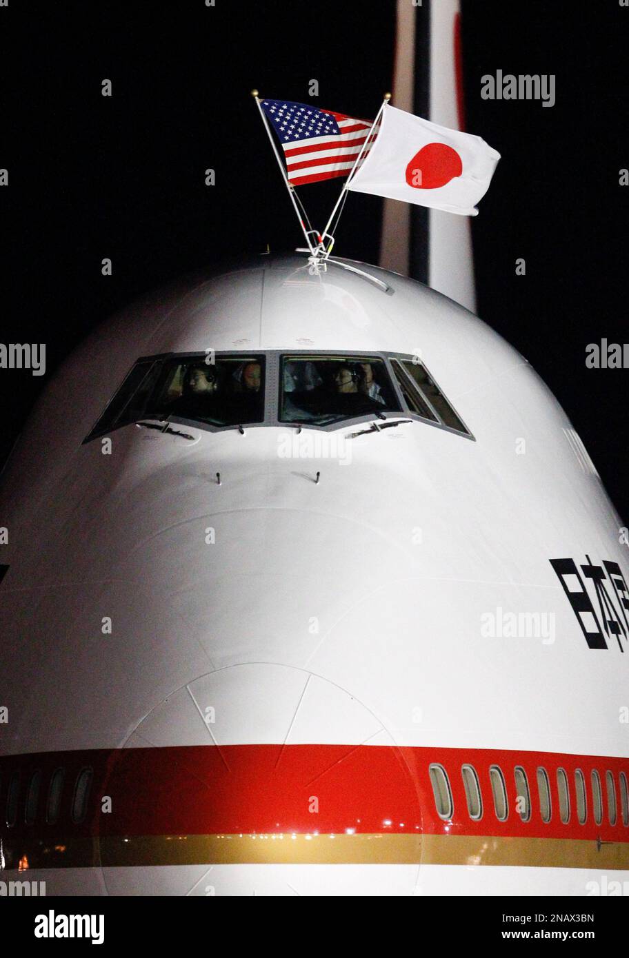The plane carrying the Japanese Prime Minister Yoshihiko Noda arrives ...