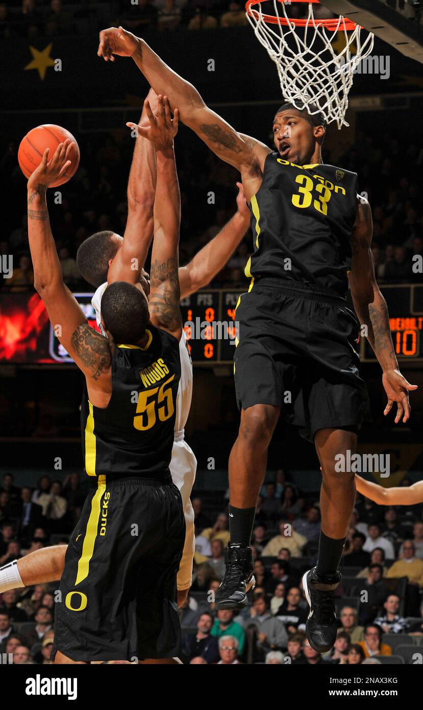 Oregon's Carlos Emory (33) blocks the shot of Vanderbilt's Jeff Taylor ...