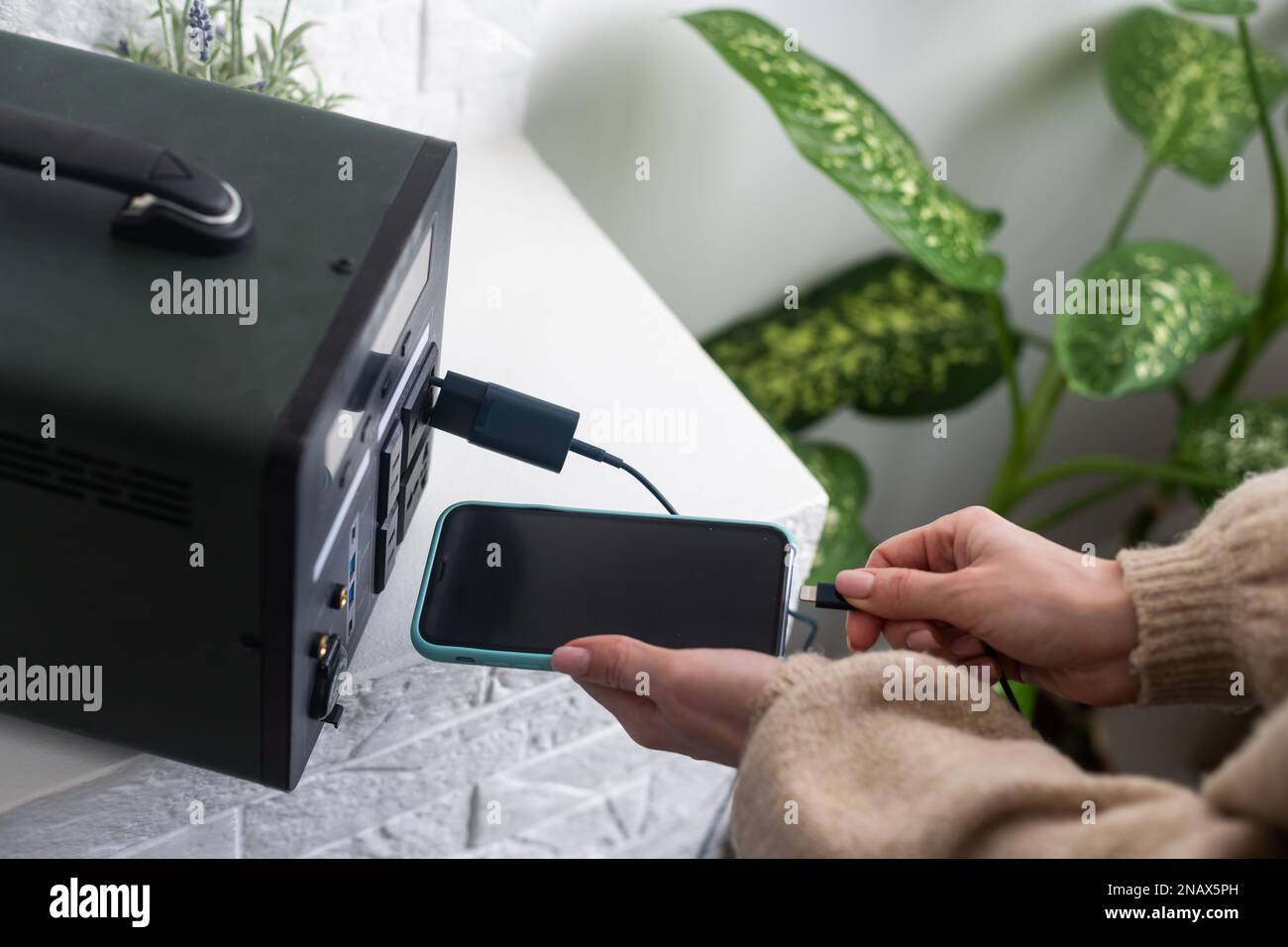 Charging mobile phone battery with wireless charging device in the ...