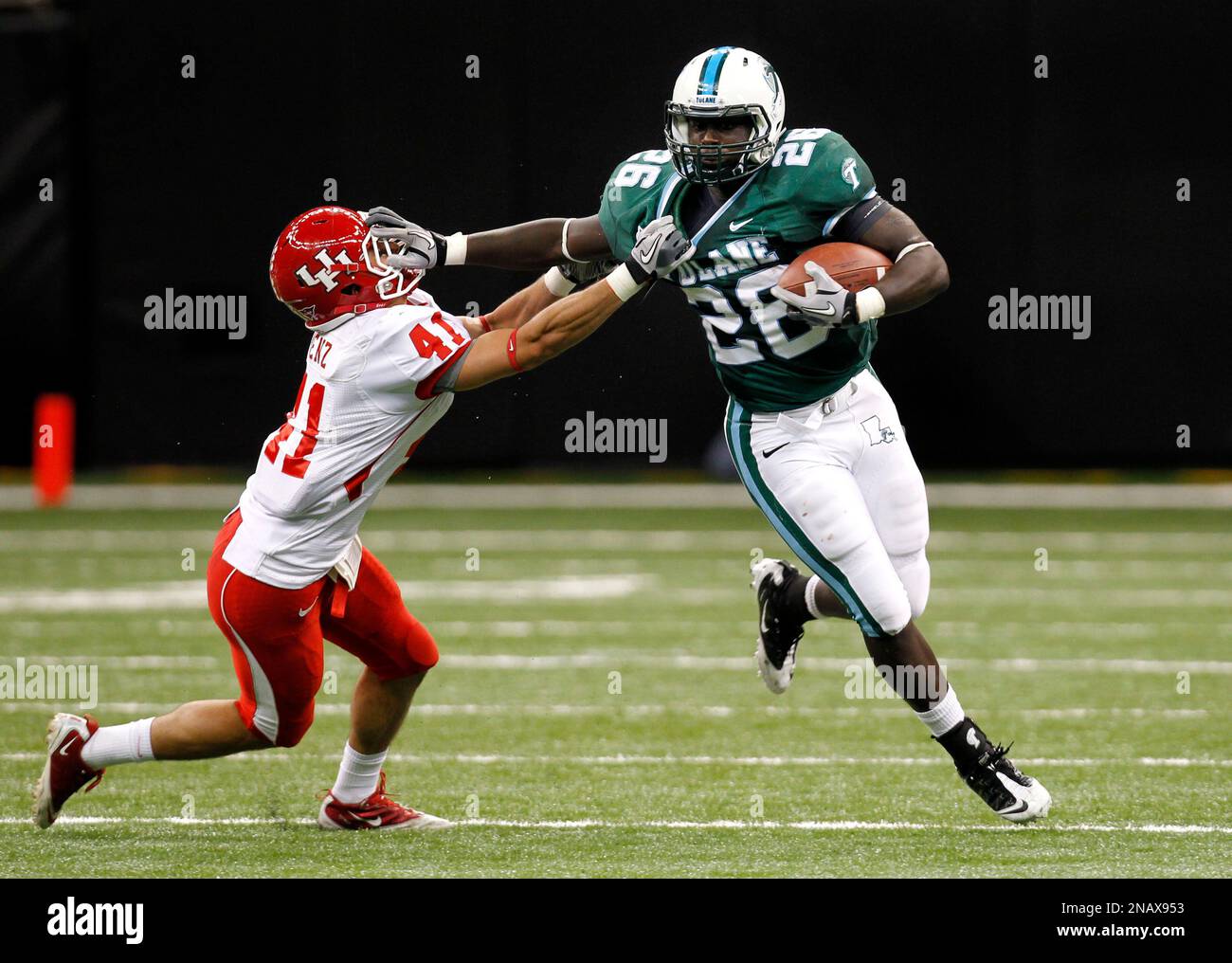 Tulane running back Orleans Darkwa (26) rushes against Houston ...