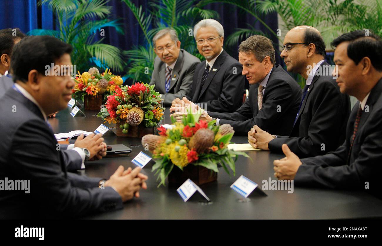 U.S. Treasury Secretary Tim Geithner, third from right, meets with ...