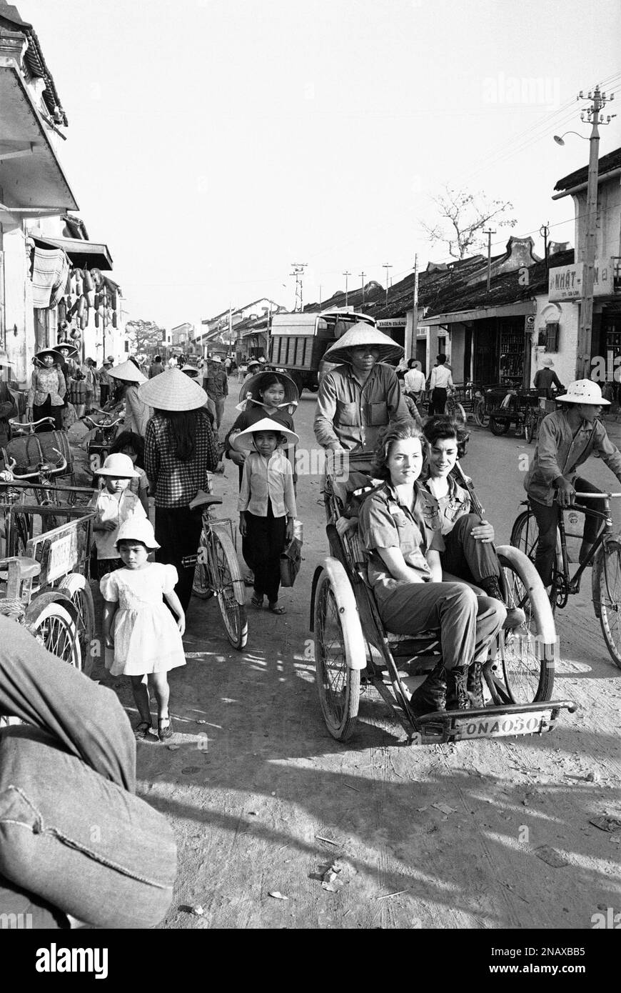 Army nurses 1st Lt. Sharon Forman, left, of Antelope, Ore., and 2nd Lt ...