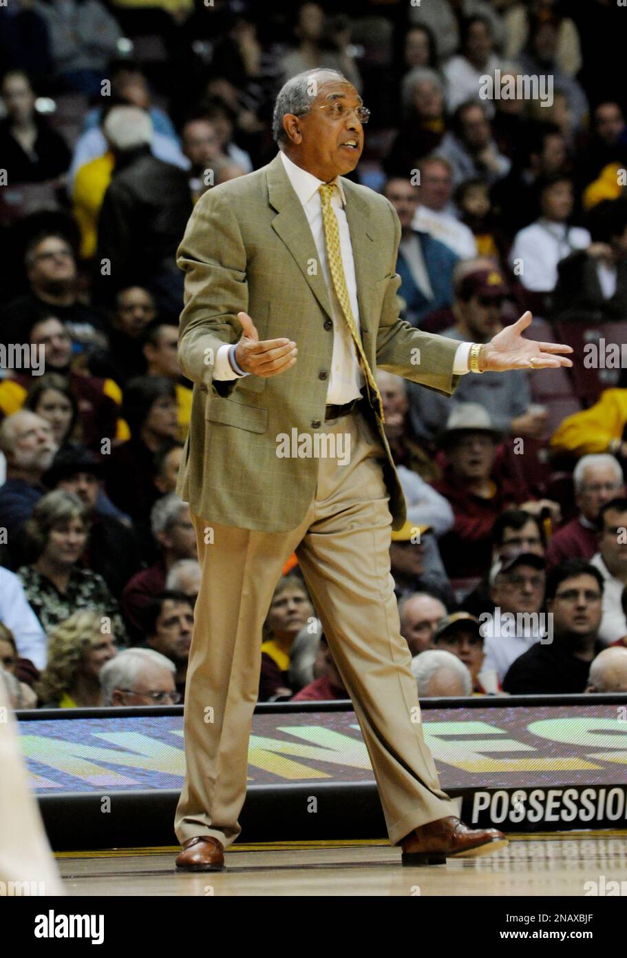 Minnesota head coach Tubby Smith in the first half of an NCAA college ...
