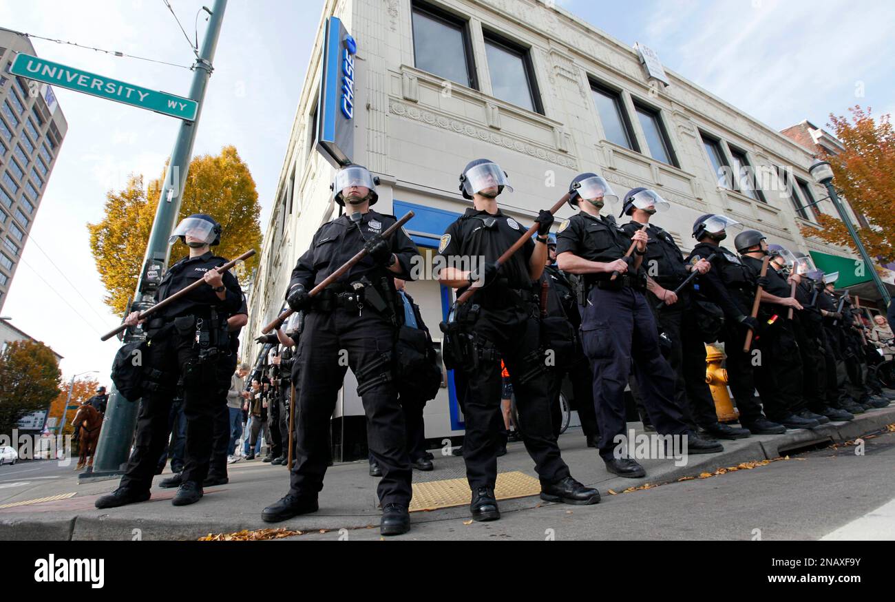 Seattle police office wearing riot gear surround a Chase bank branch ...