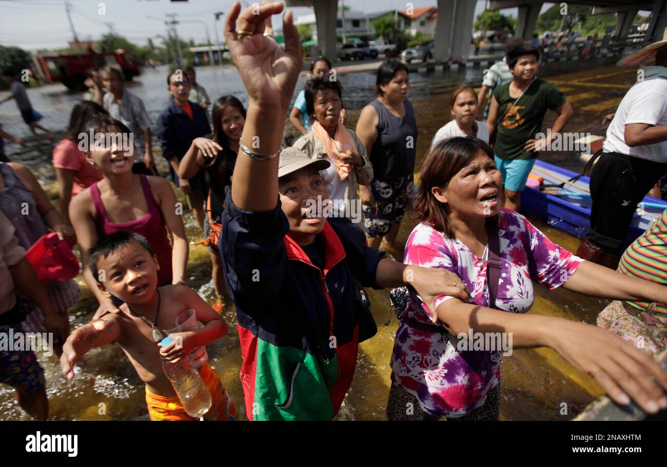 Thai flood victims demand food packets from soldiers after all the ...