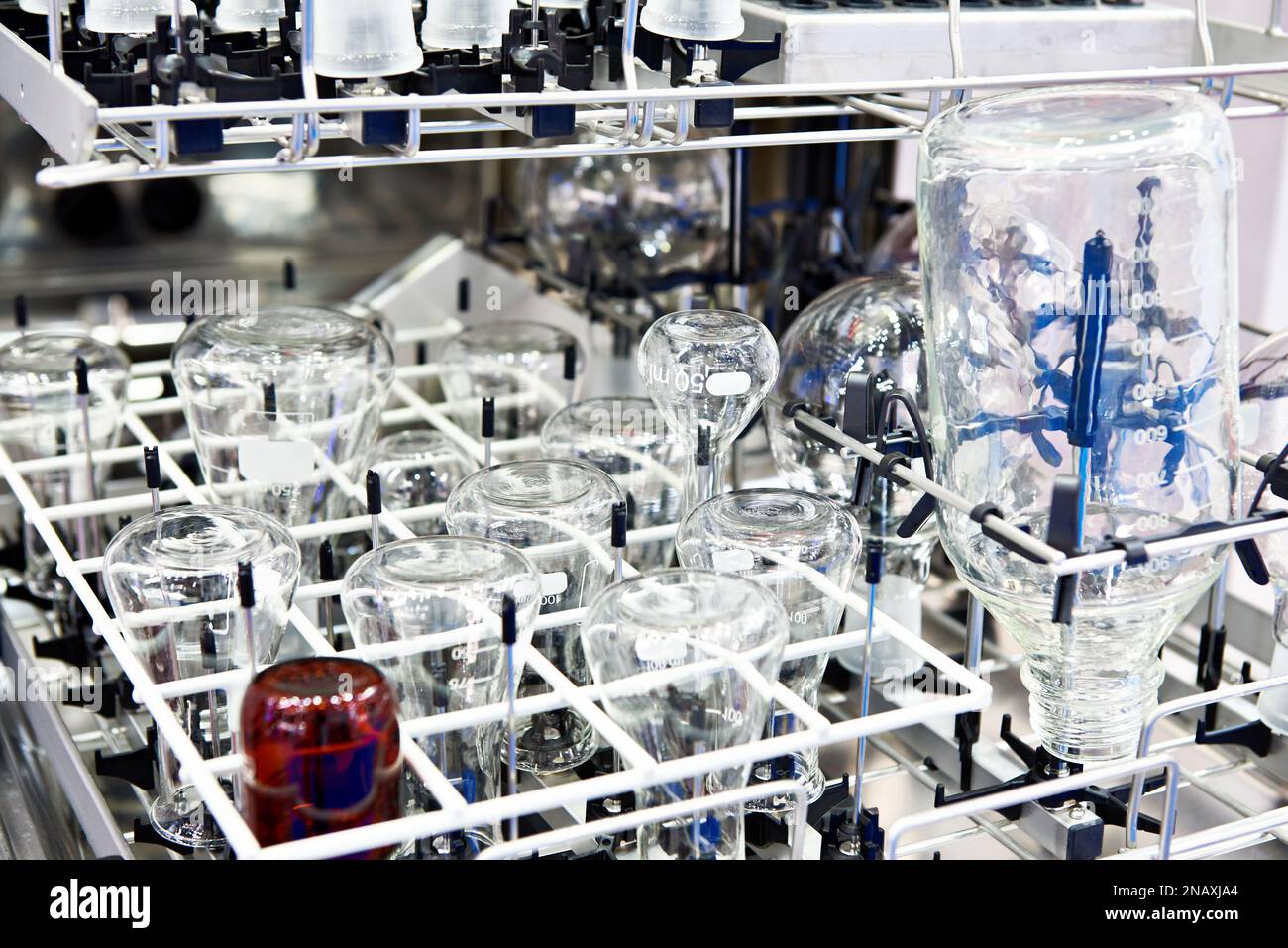 Machine for automatic washing and disinfection of chemical glassware ...